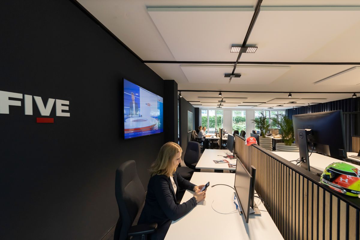 Jilly - Downlights for track - Indoor | ERCO