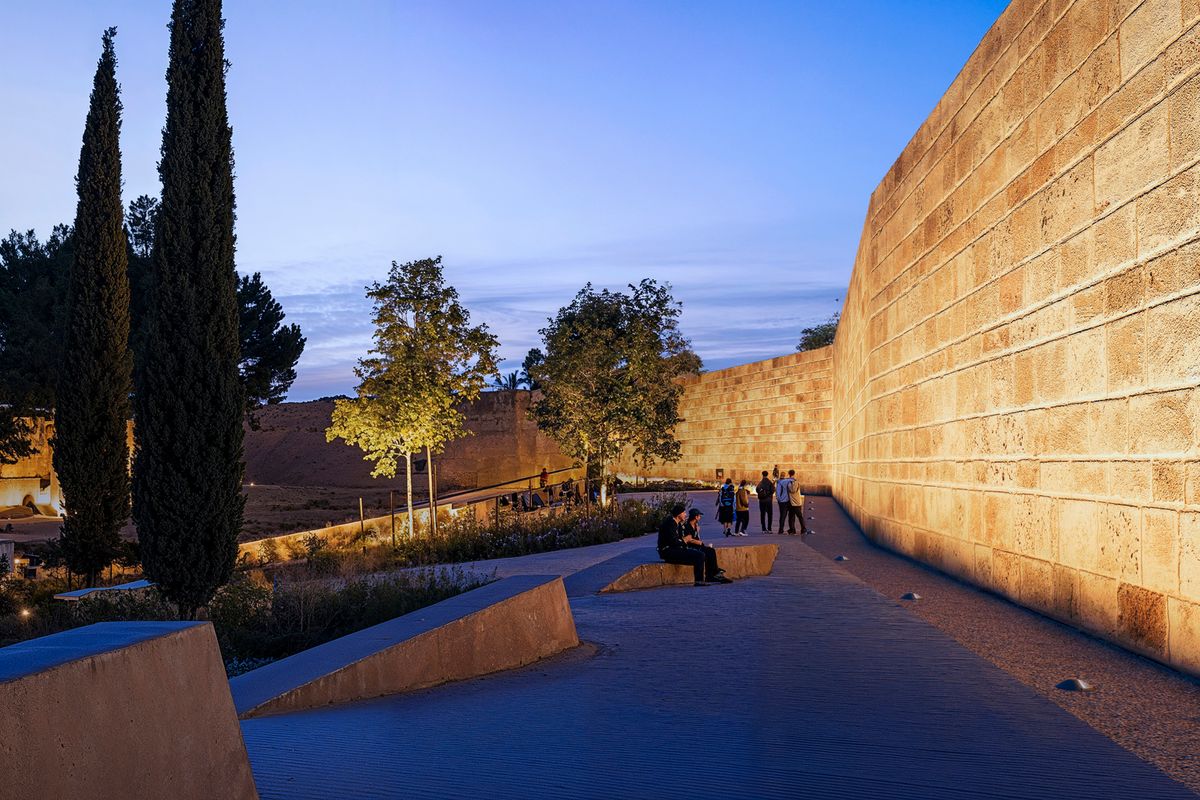 Tesis New outdoor luminaires for facades | ERCO