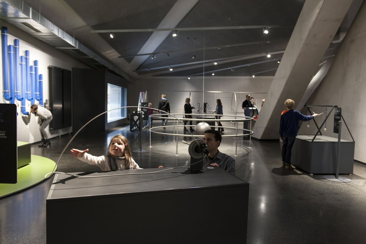 ERCO Hi-trac track with uplights - Track and singlets - Indoor | ERCO