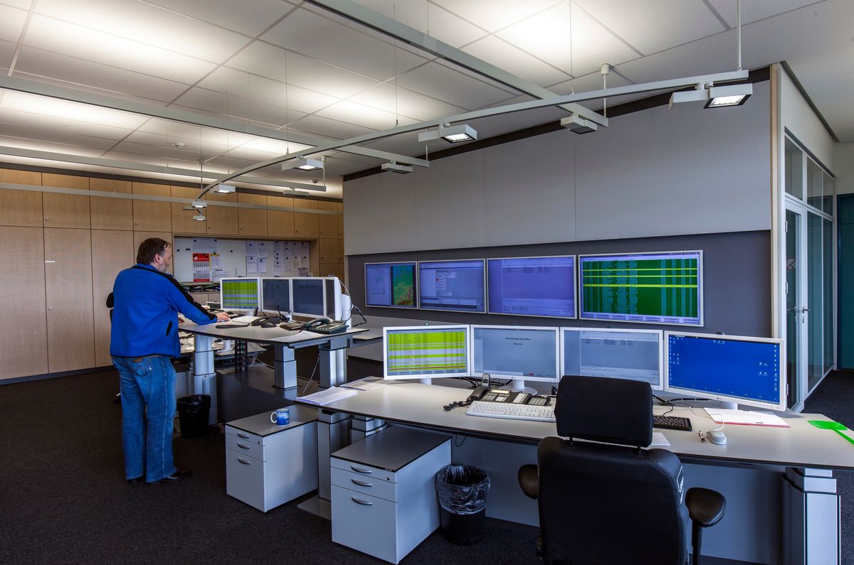 ERCO Hi-trac track with uplights - Track and singlets - Indoor | ERCO