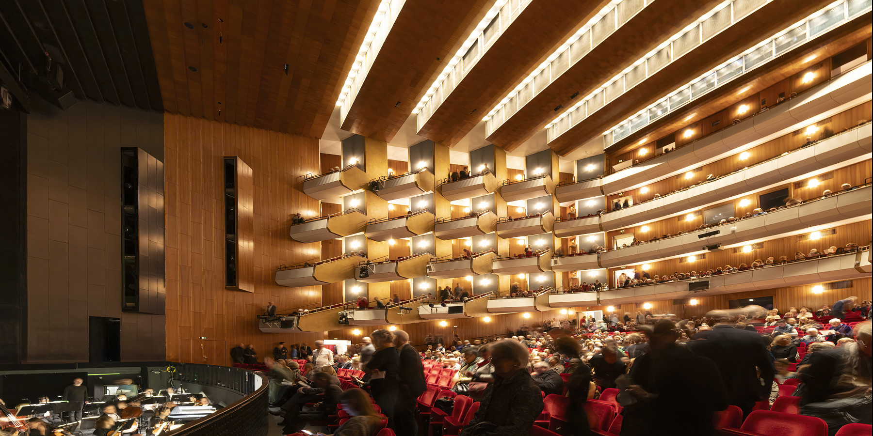 LED light: Efficient LED lighting for the Hamburg State Opera