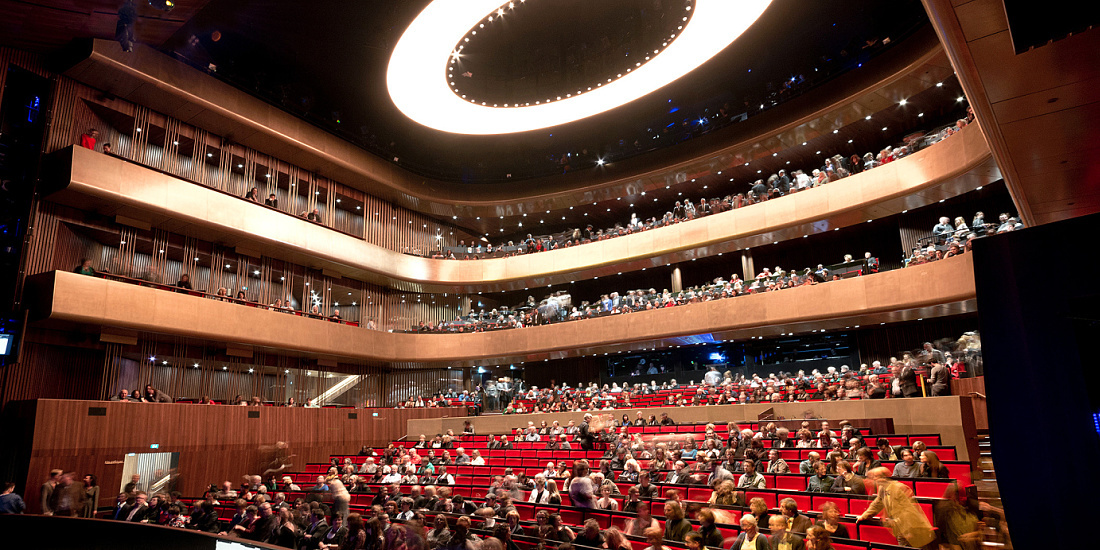 LED light: Linz Music Theatre - Community - Projects