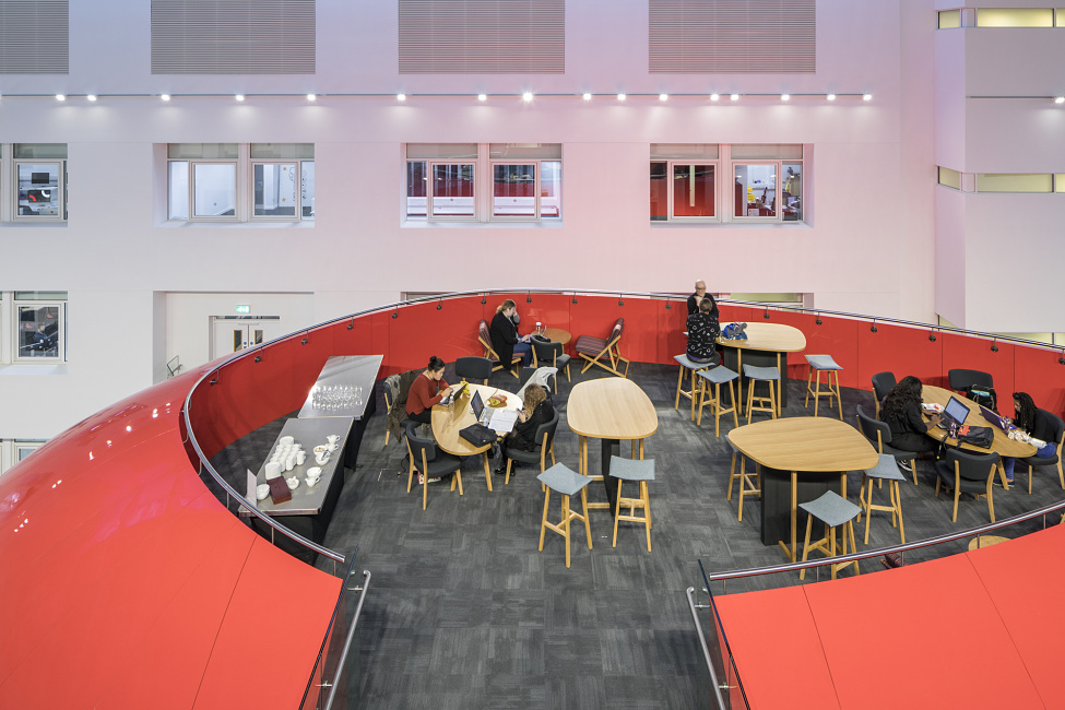 LED light: Spark Building der Solent University, Southampton ...